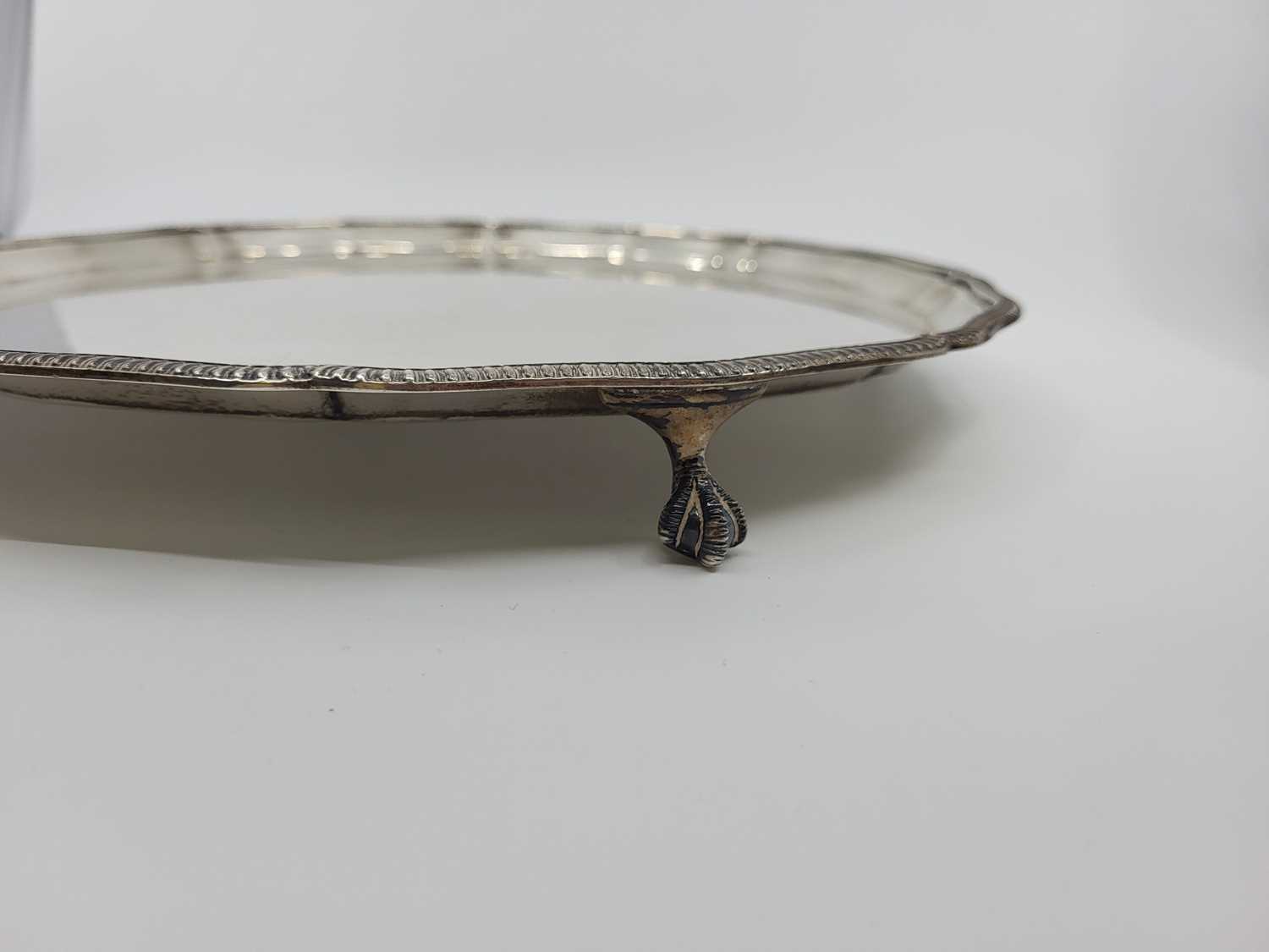 Lot 540 - A CIRCULAR SILVER SALVER BY MAPPIN & WEBB,